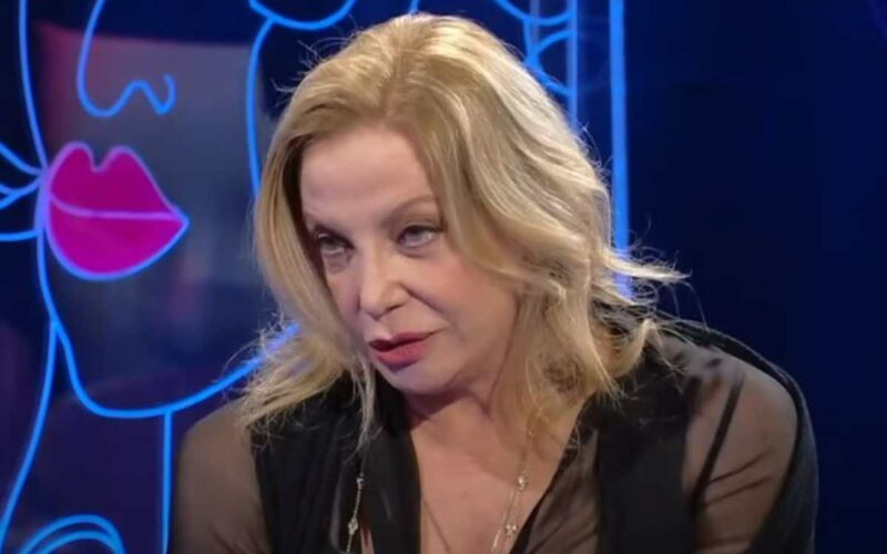 Simona Izzo, parla della madre scomparsa e scoppia in lacrime - Parola ... Simona Izzo, parla della madre scomparsa e scoppia in lacrime - Parola ...